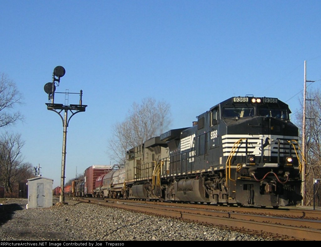 NS 9368 runs A mixed Freight towards Airline Yard.